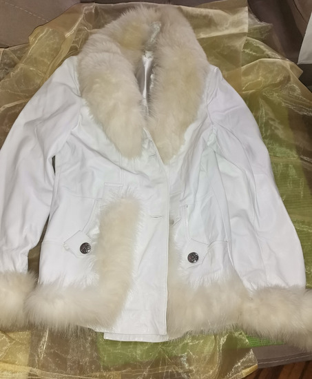Nova bela kožna jakna s krznom sa FW u Milanu