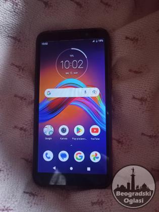 Prodajem mobilni telefon marke moto e6 play