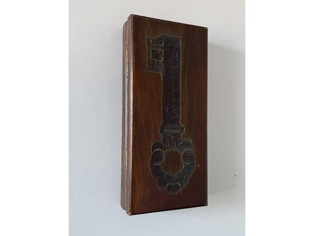 Stara drvena kutija za ključ