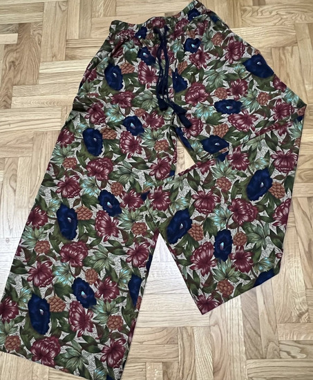 Zara cvetne pantalone %%%