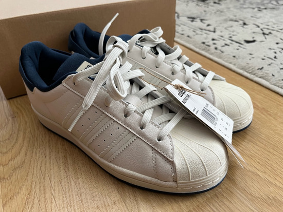 Adidas Superstar v