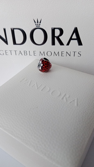 Pandora privezak jagoda