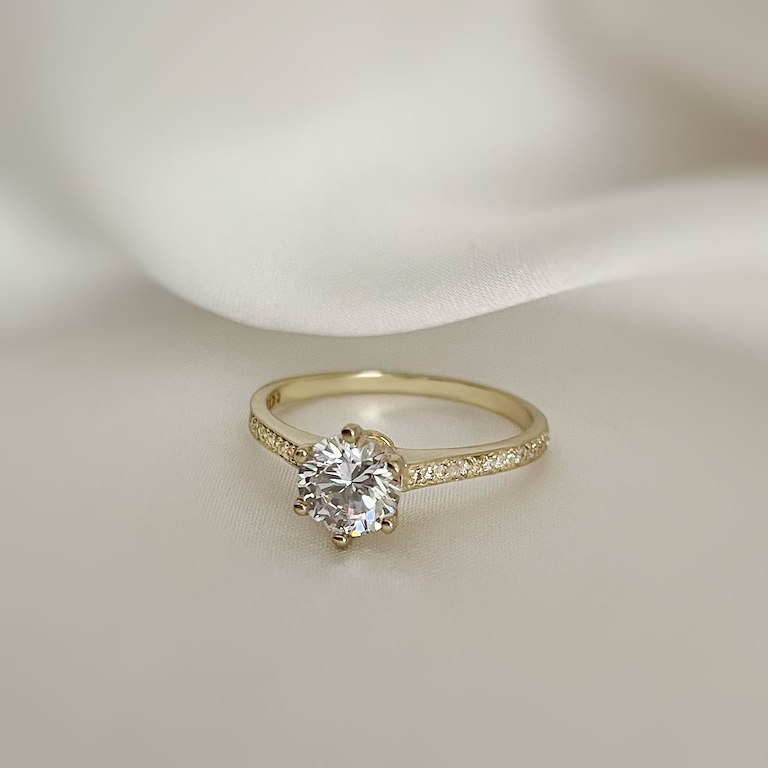 Klasičan, a moderan verenički prsten od žutog zlata sa cirkonima