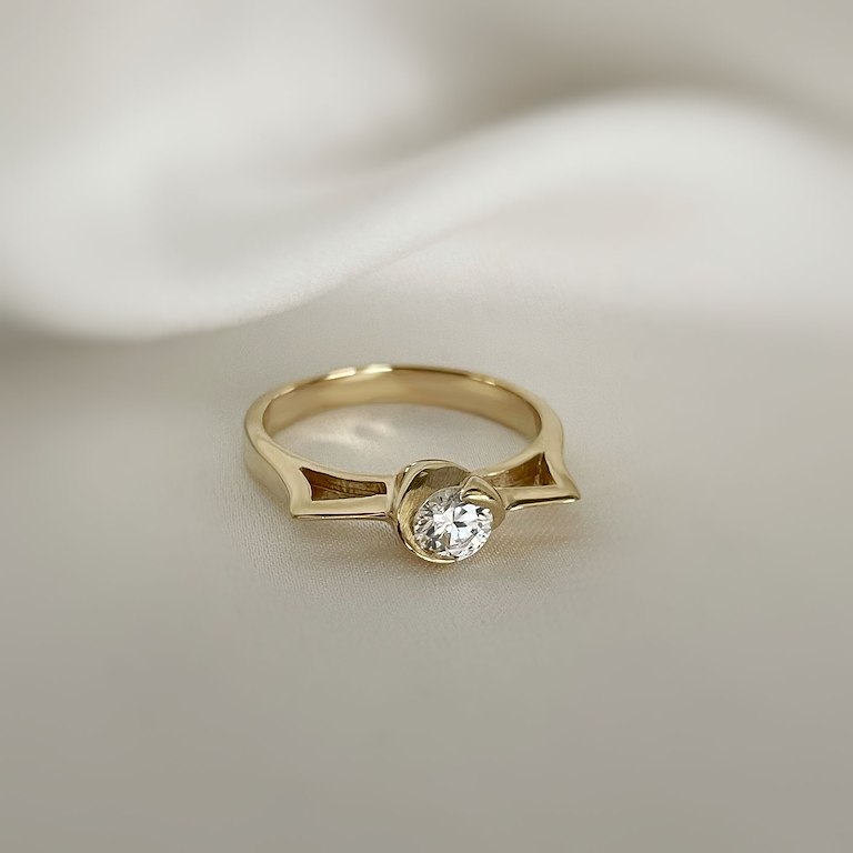 Verenički prsten neobičnog oblika, žuto zlato i cirkon