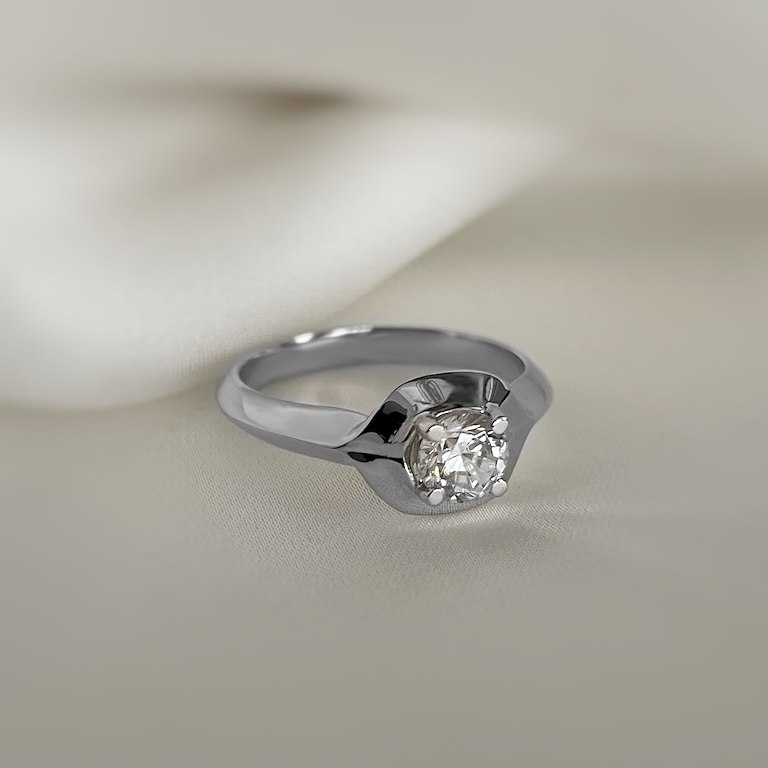 Neobičan verenički prsten, belo zlato sa jednim cirkonom