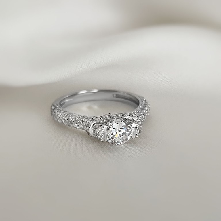 Atraktivan verenički prsten od belog zlata sa cirkonima