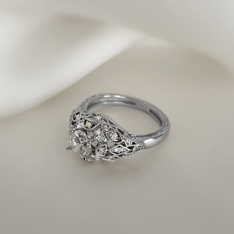 Neobičan i jedinstven verenički prsten, belo zlato i cirkoni