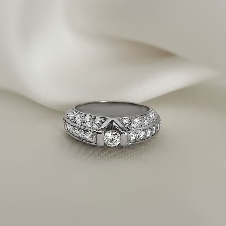 Upadljiv verenički prsten, belo zlato i cirkoni