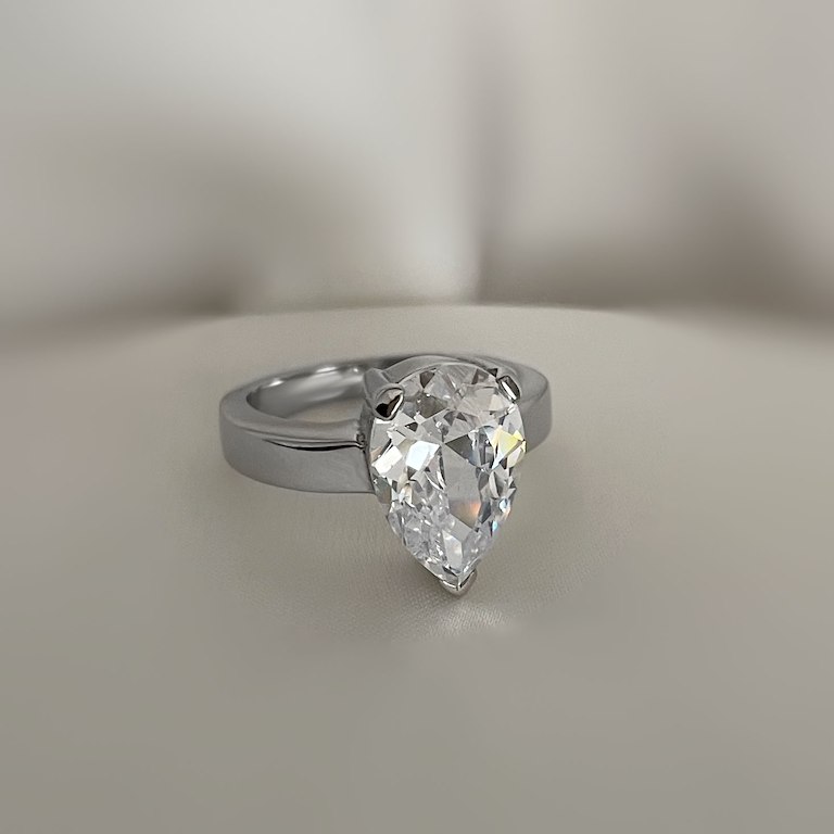 Masivan verenički prsten od belog zlata sa cirkonom u obliku kapi