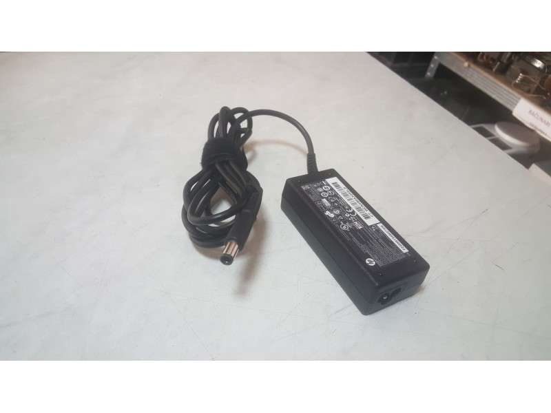 HP punjac sa iglicom 19,5V 3,33a ispravan 7.4x5.0 mm