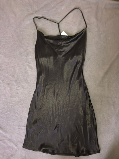 %%BERSHKA HALJINA NOVO %%%SA GOLIM LEDJIMA