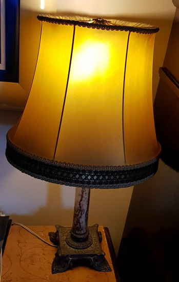 Antik mermerna lampa