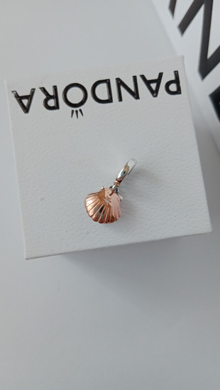 Pandora privezak rose gold školjka