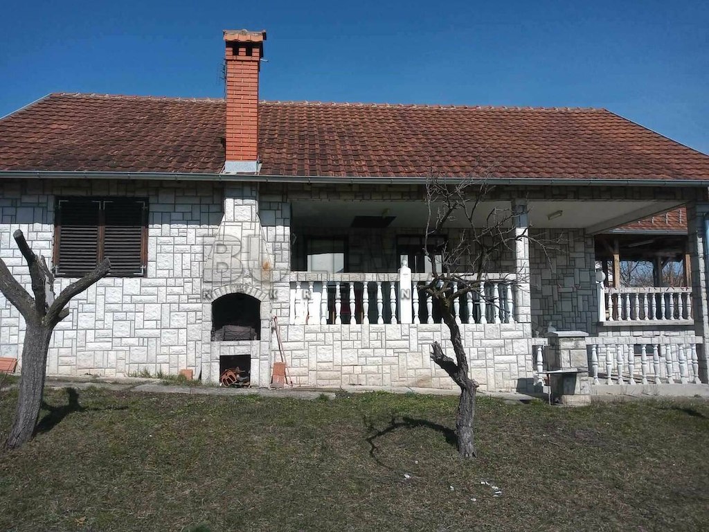 Kuća u Kniću, naselje Guncati osnova 60 m2, plac 3000 m2