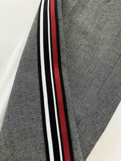 Sive pantalone, sa crveno-belom šarom