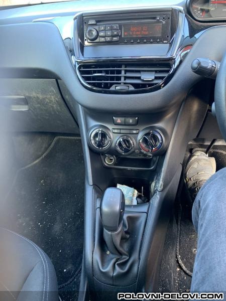 Peugeot 208 Rucica Menjaca Enterijer