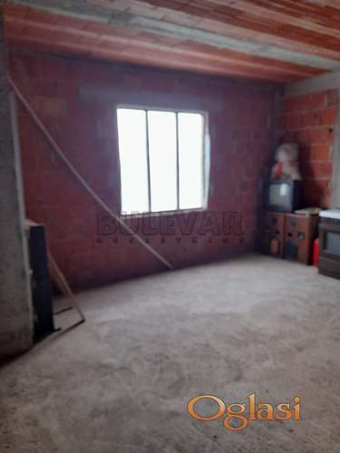 Stambeno poslovni objekat Kragujevac, selo Đuriselo, površina 960 m2 plac 3169 m2