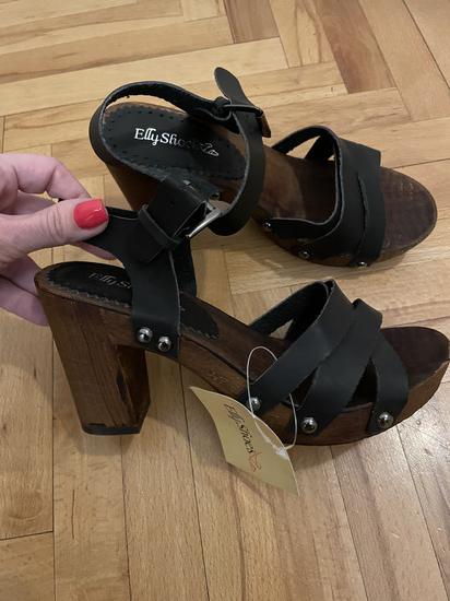 Potpuno nove sandale sa etiketom