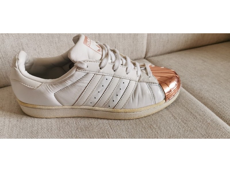 `ADIDAS SUPERSTAR`