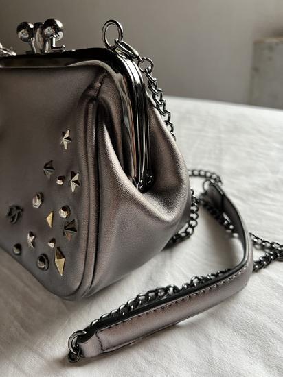 Metalik ljubičasta torbica kao nova