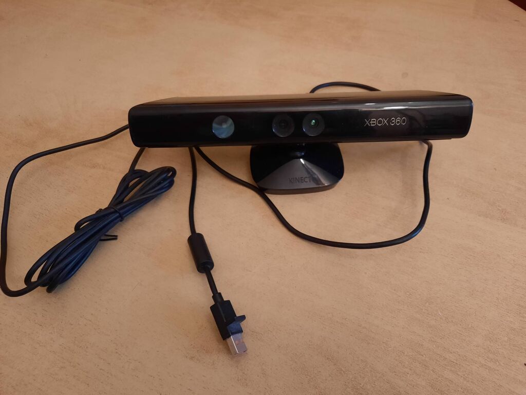 Kinect kamera,senzor za Xbox 360 i adapter Nisam siguran ali trebalo