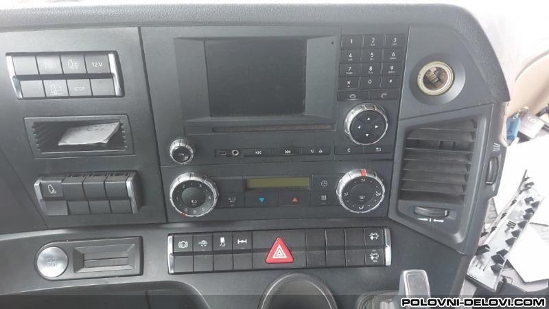 Mercedes MP4 E6 RADIO Kompletan Auto U Delovima