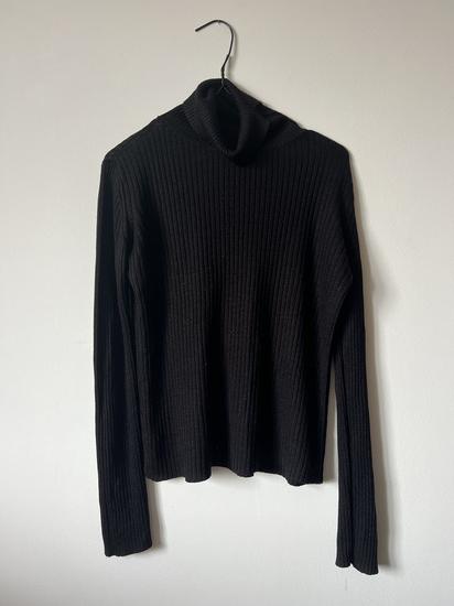 Crna rolka-džemper
