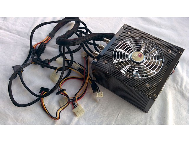 Hiper TypeR 630W 8pin +2x6 pin za grafiku