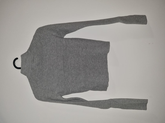 Uski sivi džemper