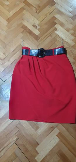 Drapirana crvena suknja