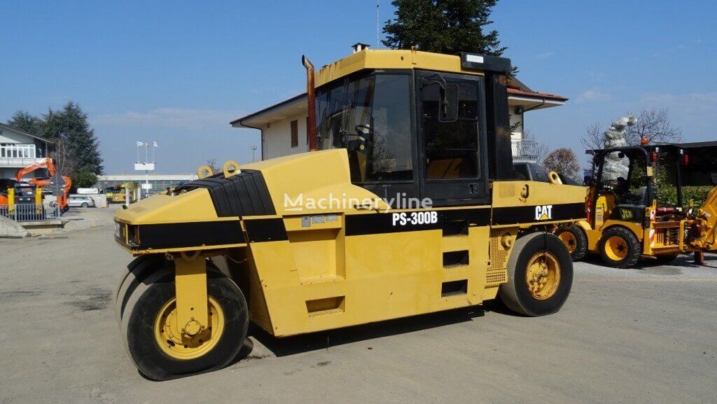 Caterpillar PS-300B pneumatski valjak