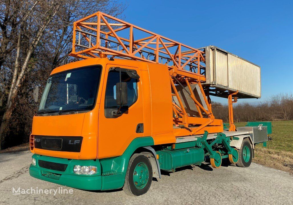 DAF LF auto dizalica s korpom