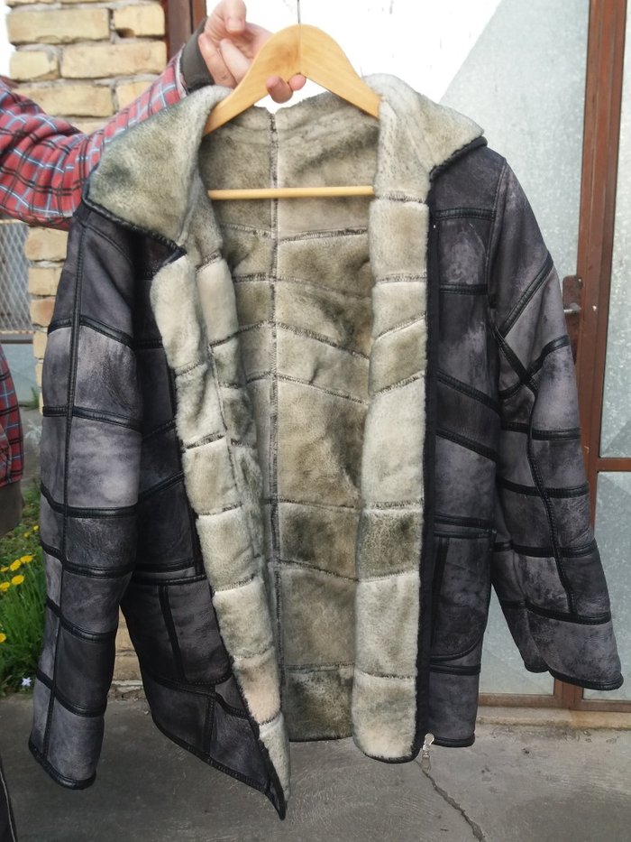 Zimska jakna, veoma je kvalitetna, nošena je par puta i veoma je