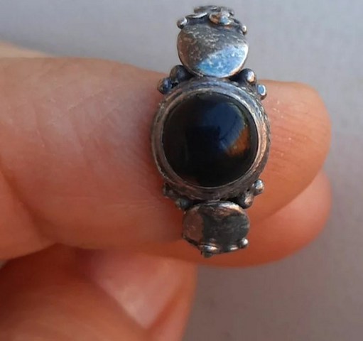 Vintidž srebrni prsten sa crnim kamenom