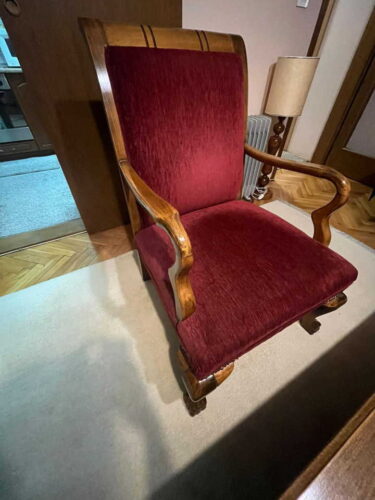 Na prodaju: -stilski namestaj – fotelja i sto, puno drvo, rucna izrada,