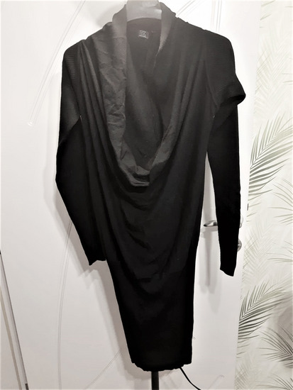 Crna haljina sa naboranom kragnom