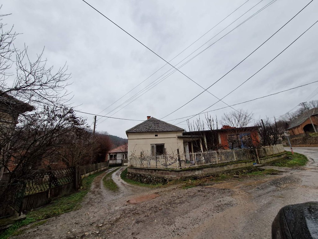 Porodična stambena zgrada sa zemljištem u Skorici