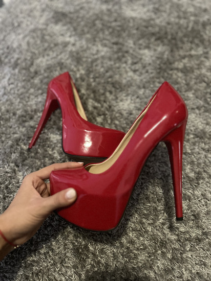Crvene kozne cipele