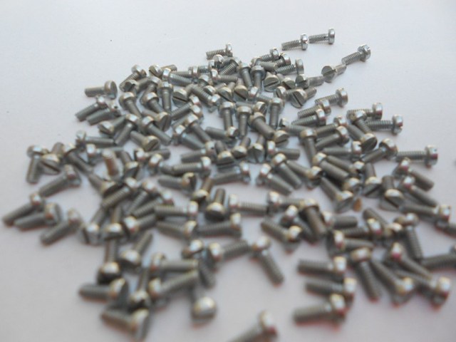 ZAVRTNJI M2 X 4mm   100 komada