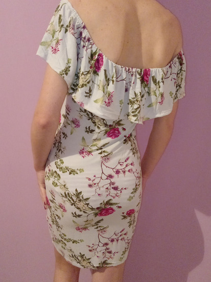 Cvetna haljinica sa spuštenim ramenima