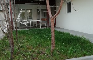 Agencija za nekretnine Maksimović prodaje dvosoban stan sa dvorištem