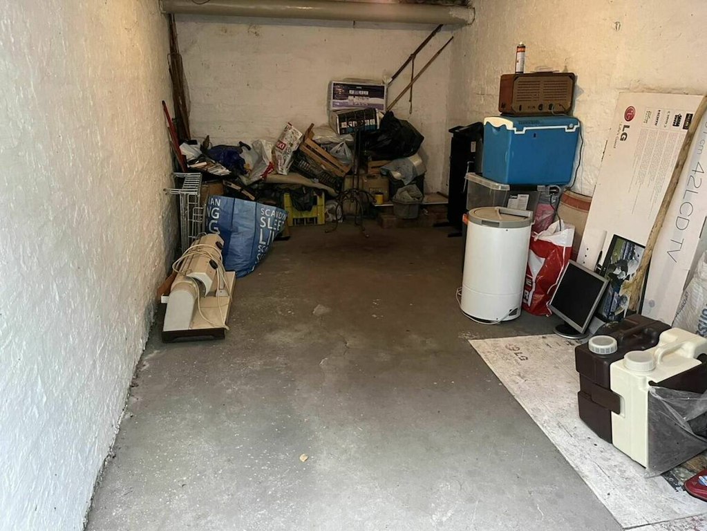 Uknjižena garaža od 13 kvadrata.