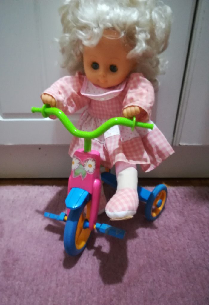 Prelepa lutka na. biciklu očuvana