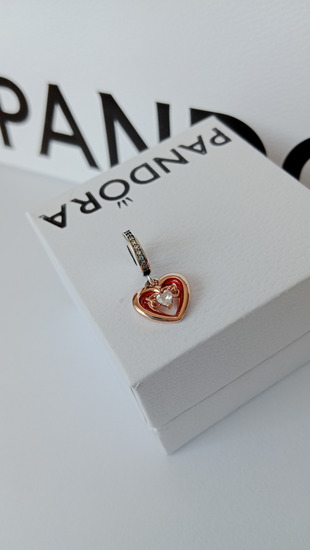 Pandora privezak rose gold srce