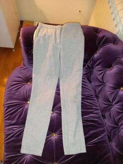 Zara sive pantalone sa prugom