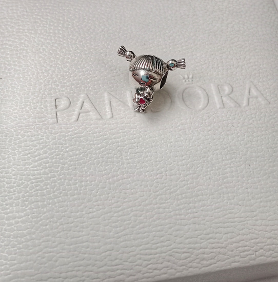 Pandora privezak devojčica sa kikicama