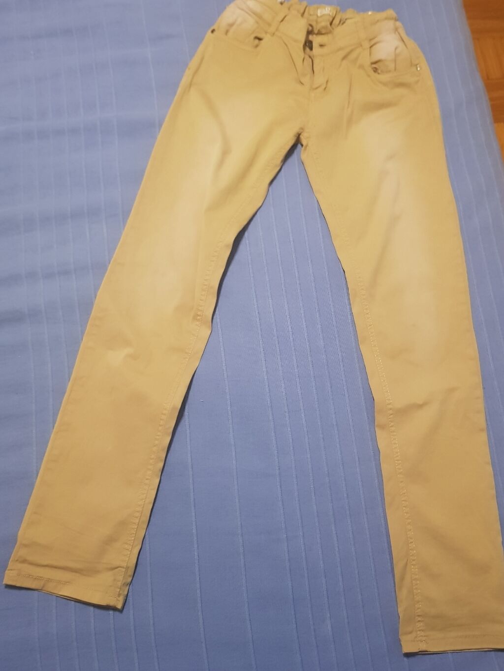 NOVO jako kvalitetne zlatne pantalone od pamuka brenda F&D Fashion