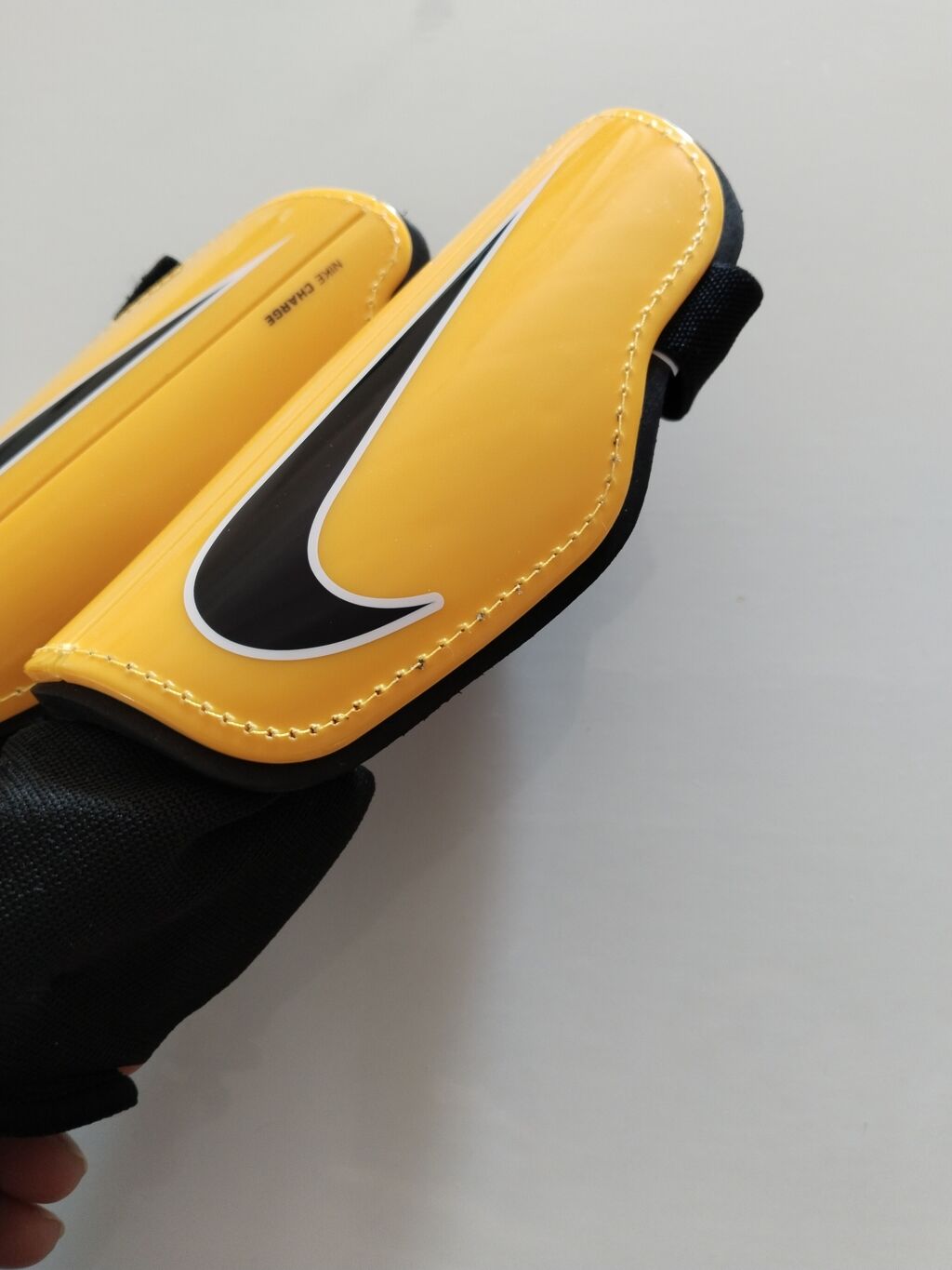 Nike kostobrani za fudbal original kupljeni u Djak sportu saljem brzom