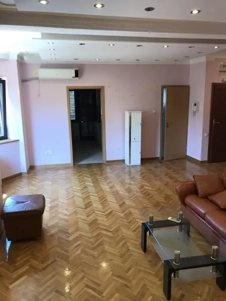 Izdavanje, četvorosoban stan, 110m2, Filmski Grad, Beograd