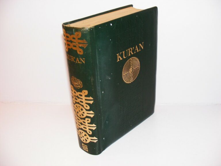 KURAN ČASNI Preveli Hafiz Muhammed Pandža I Džemaluddin Čaušević